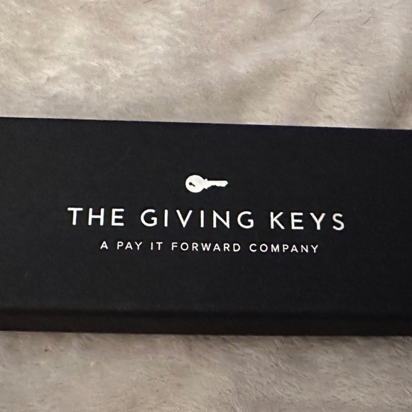 The Giving Keys | Jewelry | Nib The Giving Keys Lariat Necklace Silver ...